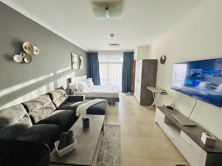 Skyscraper In Front Of Metro! Self Check In - Dubai