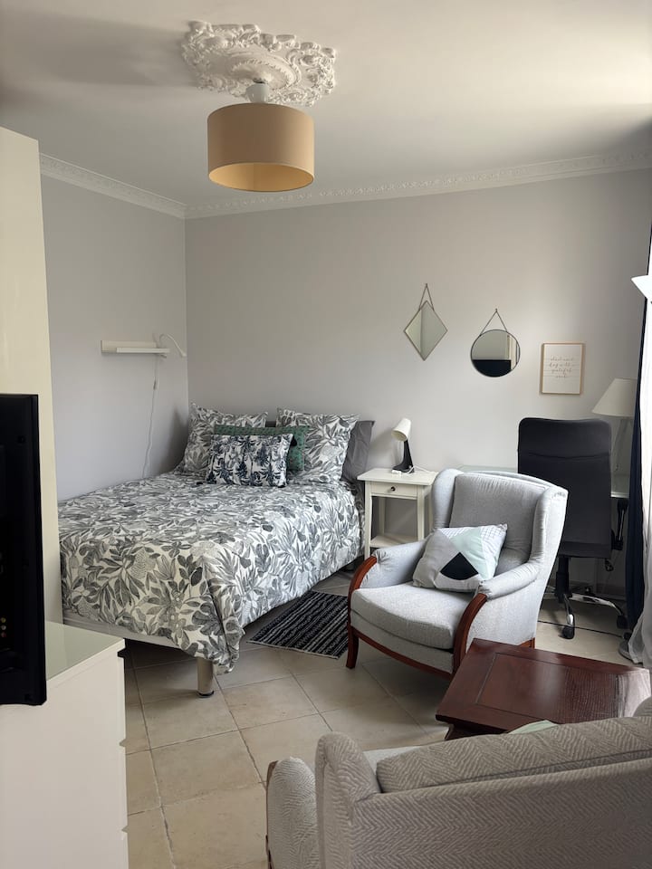 Studio Indépendant Avec Espace Extérieur - Issy-les-Moulineaux