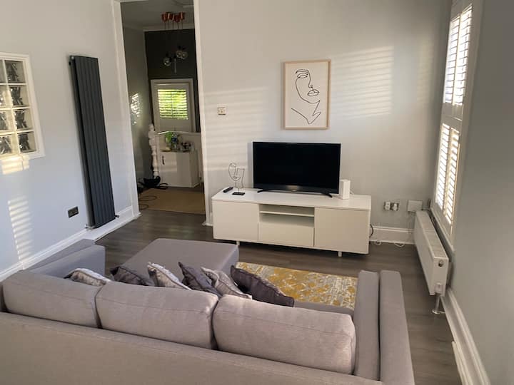 Stylish 3-bed Flat Opposite South Woodford Station - Ilford