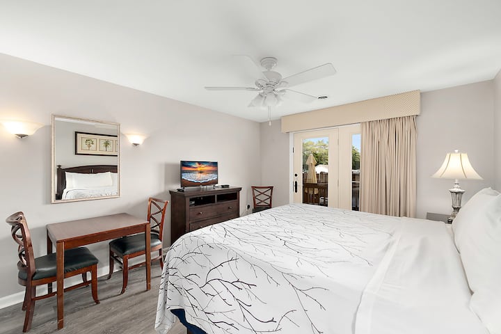 Easygoing Coastal Escape | 2br Villa +Hot Tub - Ocean City, MD