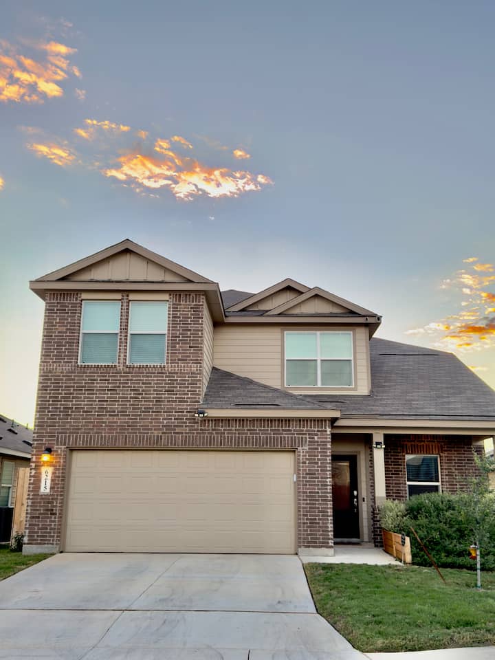 5-bedroom Family Getaway W/ Yard & Modern Comforts - Mission del Lago - San Antonio