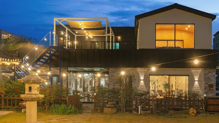 *신규*경주시내 중심 반려견동반  바베큐장연결 한옥 마당뷰가 예쁜 가족형 객실 - Pohang-si