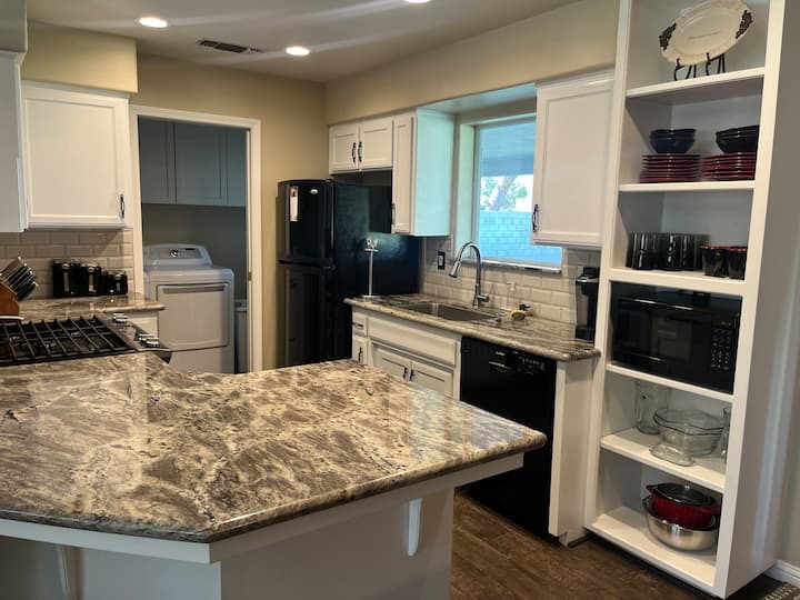 Restful, Dog-friendly, Gated Getaway - Bakersfield, CA