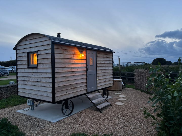Ivy Hollow, A Rustic Luxury Shepherd's Hut - 奇平諾頓