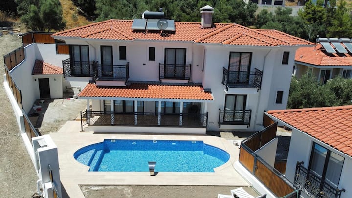 Müstakil Villa
4+1
Her Odada Banyo Tuvalet
Deni̇z - Sarıgerme