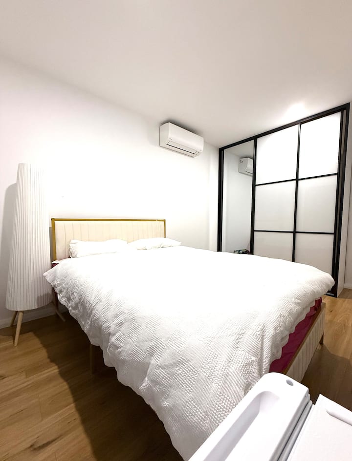 Queen Bed Room With With Fully Furnished - Liverpool