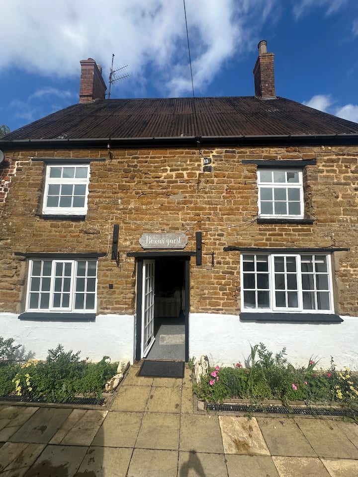 The Red Lion Hotels Country Cottage - Leicestershire