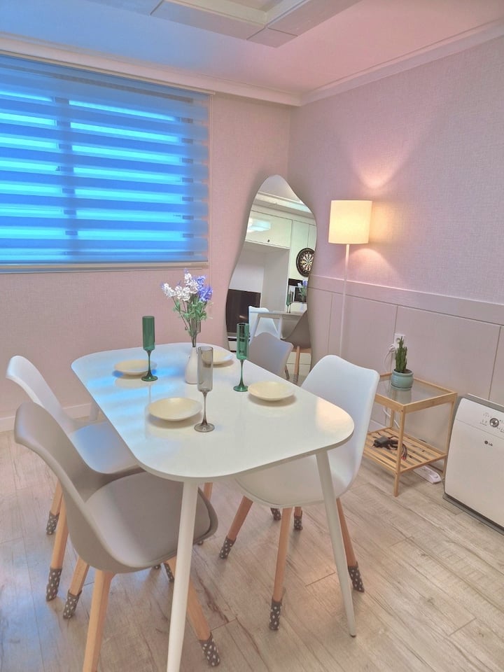 <낭만겨울특가>신축/넓은주차/호텔침구/넷플/힐링/천안중심/빔프/뚜쥬루3분/보드게임/레트로 - 성정1동