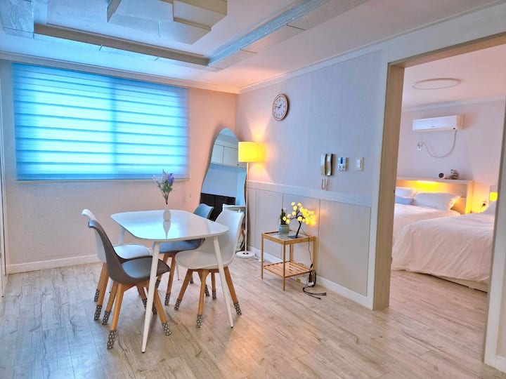 <낭만오픈특가>터미널5분/신축/넓은주차장/구스호텔침구/넷플/천안중심/아늑한공간/빔프/뚜쥬루 - 입장면