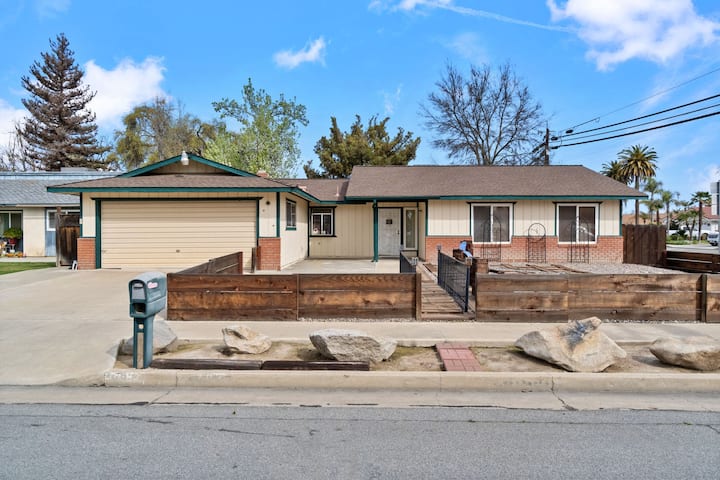 Spacious Hanford Home Near Hidden Valley Park - Hanford, CA