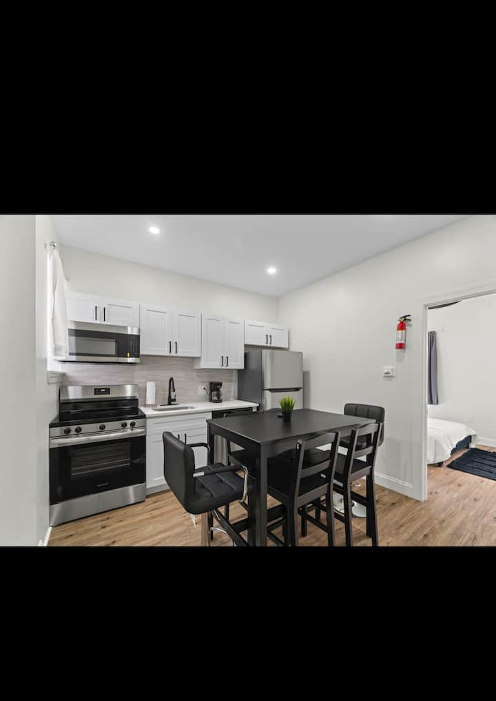 Modern 2 Bedroom 1 Bath Unit 2 Near Airport - Ardmore, PA