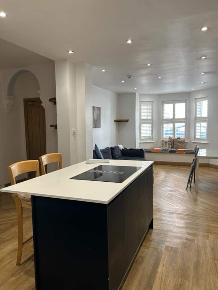 Ground Floor 2 Bed Flat With Outside Area - 修咸頓