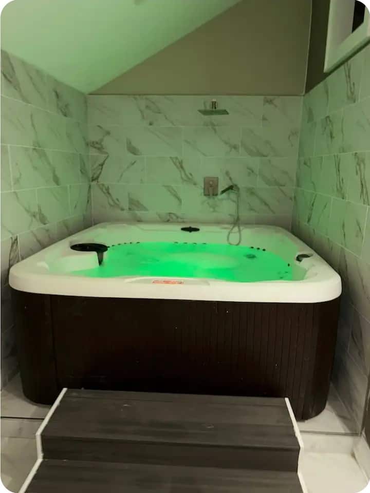 Private Hot Tub Hideaway One&only Garage Spa Stay - St. Albans - Queens NY