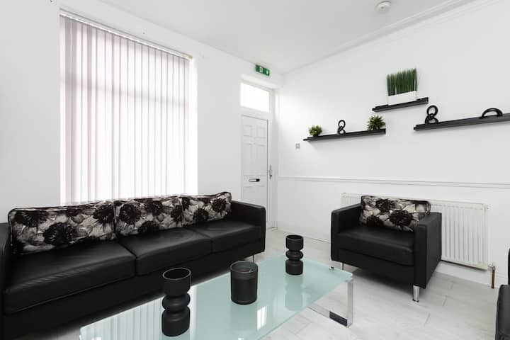 Modern 4-bedroom Home In Leeds - Leeds