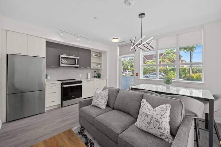 Modern & Comfortable 3br Apt W/ Parking - Mississauga