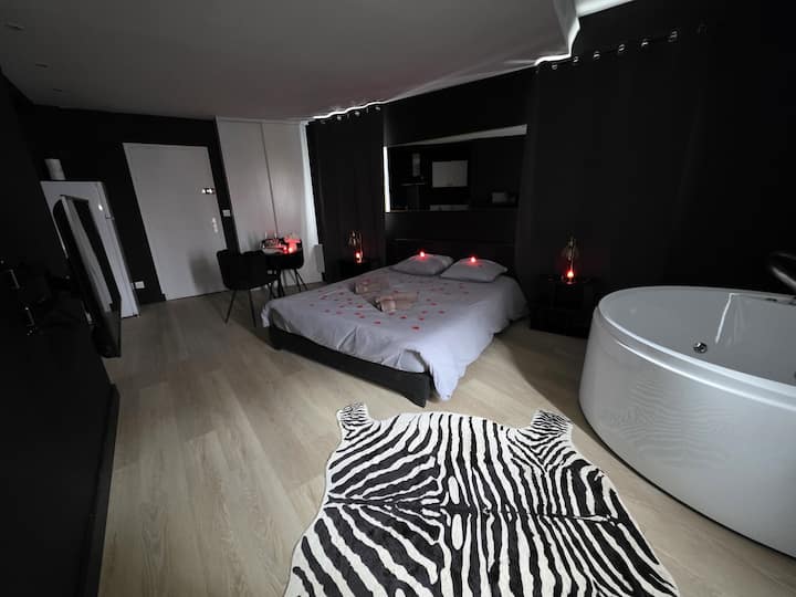 La Suite Miroir - Love Room Baingoire Balnéo - Châlons-en-Champagne