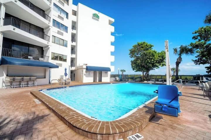 La Quinta Cocoa | 2 Queens | Ground Floor View - Cocoa Beach, FL