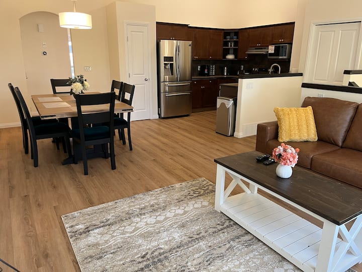 Park View, King Bed, Fully Stocked (Unit 3 Of 3) - Grande Prairie
