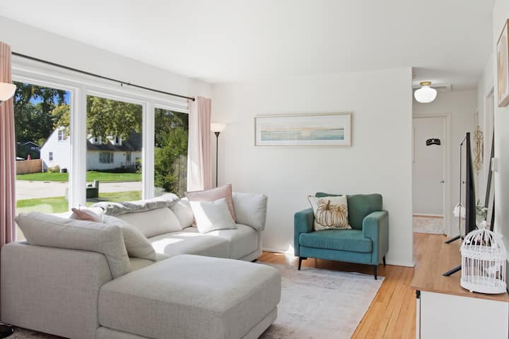 Bright & Cozy Home Near Downtown & Private Yard - Oconomowoc, WI