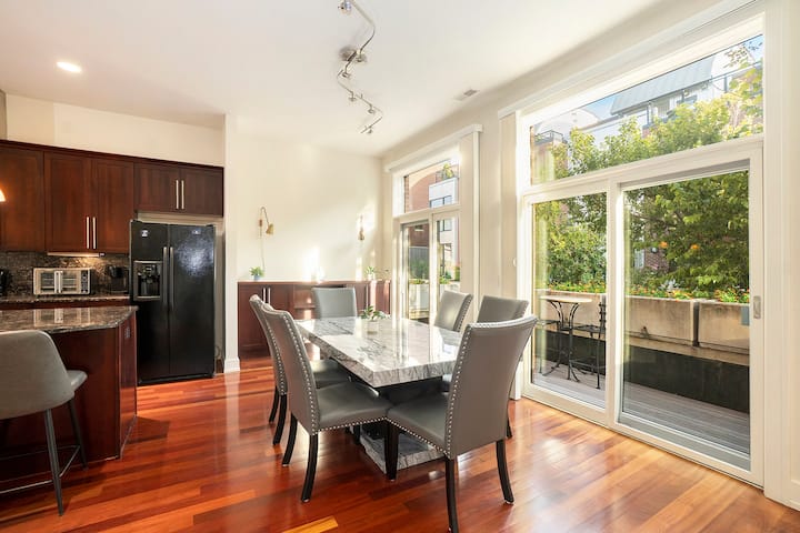 Old Market Luxury 3-bed Retreat + Rooftop & Garage - Council Bluffs, IA