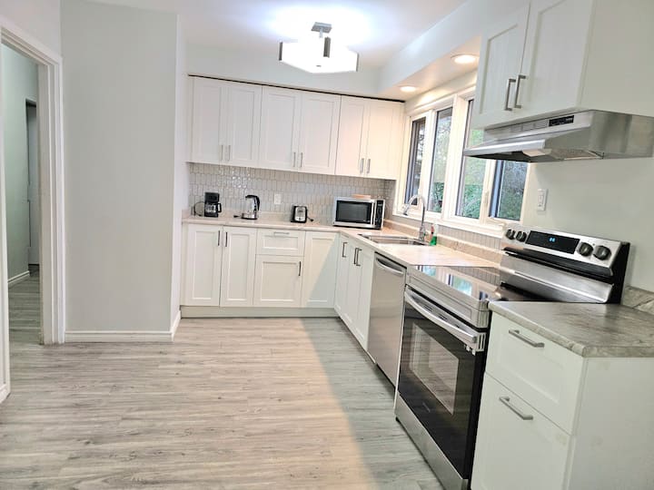 Kirvia's Retreat "Entire Home" 8 Minutes To Wem - Alberta