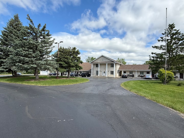 Pleasant Hill Motel Room 4 - Bolingbrook, IL