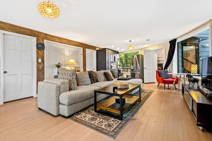 Circular Forest Retreat With Oversized Windows! - Kennesaw, GA