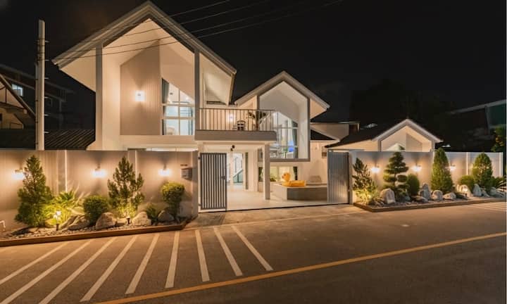 长康路老城四卧地中海风格别墅 预定三天送接机 / 一站式服务 - Chiang Mai