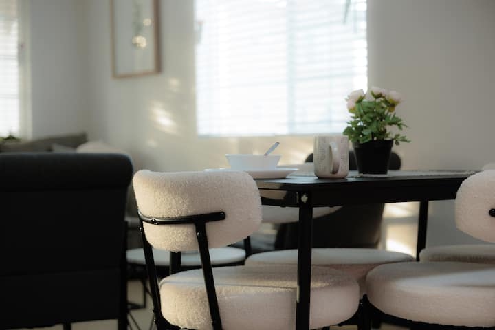 Stylish 2br Near Sofi/lax | Pet-friendly - Los Angeles, CA