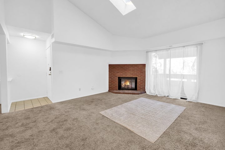 Entire 3 Bed 2 Bath Condo In Aurora Town Center - Aurora, CO