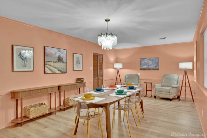 Shreveport Gem, Sleeps 9, Retro Comfort Stay - Shreveport, LA