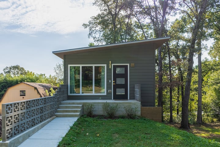 Mid-century Modern Wooded Retreat Near Huntsville - Huntsville, AL
