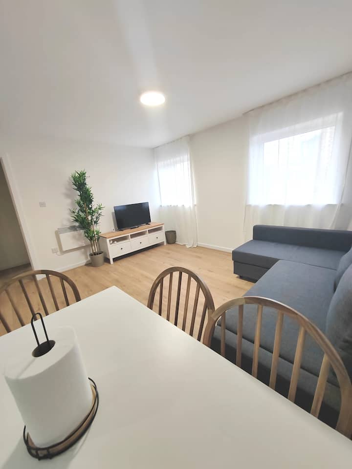 Fresh 2 Bedroom Flat - City Center Delta Point - Salford