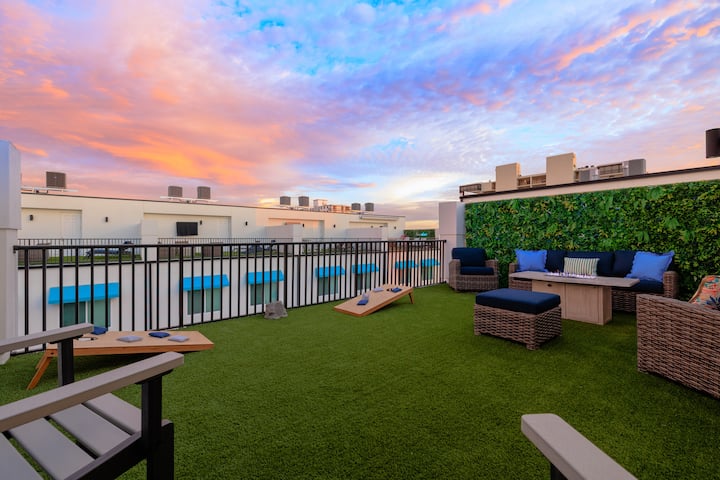 Salt & Solace | Luxury Home, Rooftop Deck-htd Pool - Madeira Beach, FL