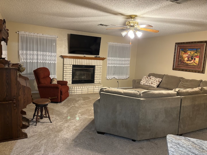 Spacious 3 Bedroom+ Copperas Cove Cottage - Copperas Cove, TX