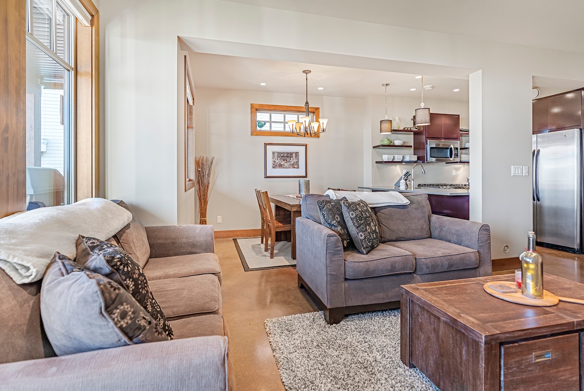 Suite moderne à quelques pas du télésiège avec spa - Condos à louer à ...