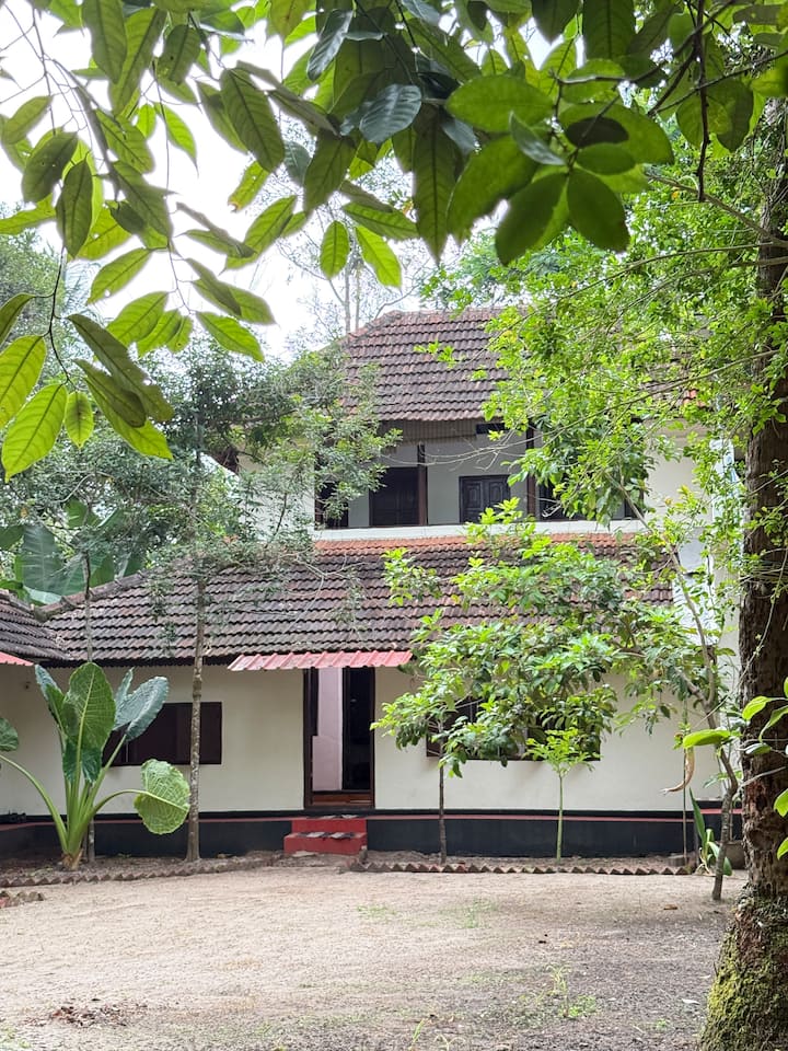 Leaves N' Spices -120 Years Old House Entirely - Alappuzha