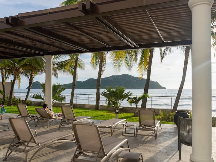 Luxury Condo With Balcony And Front Ocean View - Mazatlan