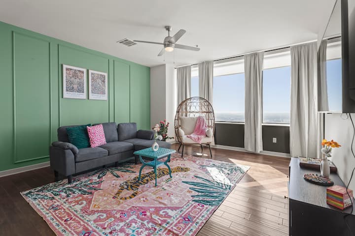 Apt In High Rise Building King Bed+parking+pool - Dallas, TX