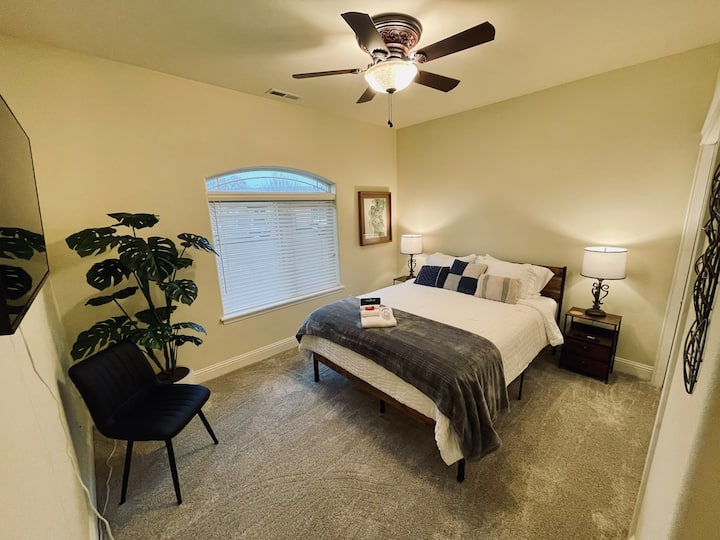 Bedroom + Backyard Paradise: W/ Patio, Pool & Spa - Richland, WA