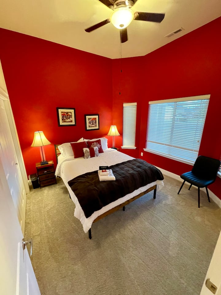 Bedroom + Backyard Paradise: W/ Patio, Pool & Spa - Pasco, WA