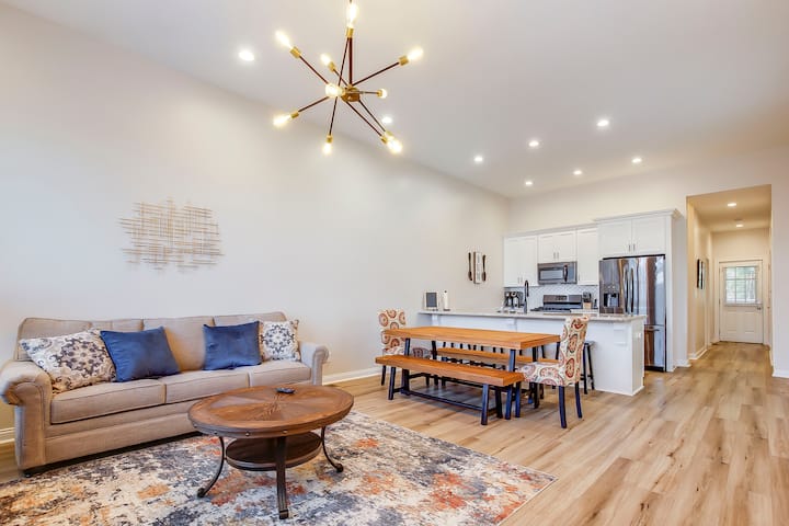 Chic Home | Prime Location | 2 King Beds |Sleeps 9 - Louisville, KY