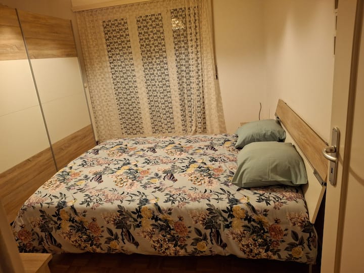 Studio Avec Tv, Cuisine, Wc Et Salle De Bain - Renens