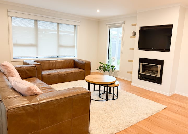 Modern Elegance Woburn 3 Bedroom Retreat - Lower Hutt
