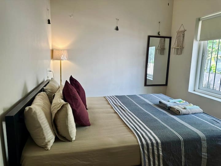 Red Lynn By Livnstay - Nedumangad