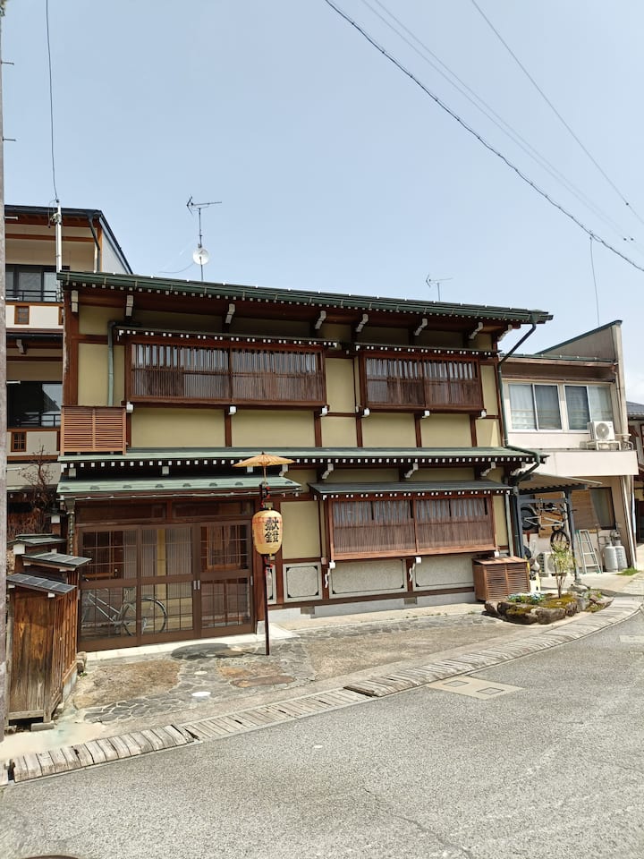 Yogi's Den - "Tour + 1 Night Homestay" - Takayama