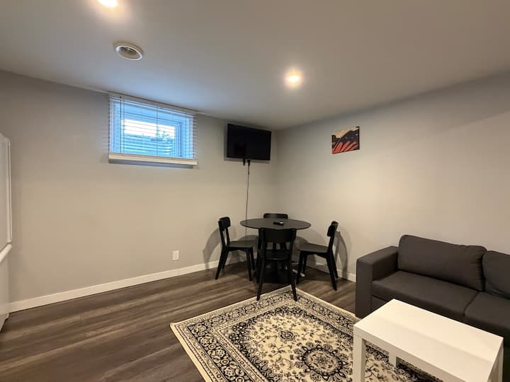 Cuddle Heaven 2 Bedroom Basement Unit - Saint Albert