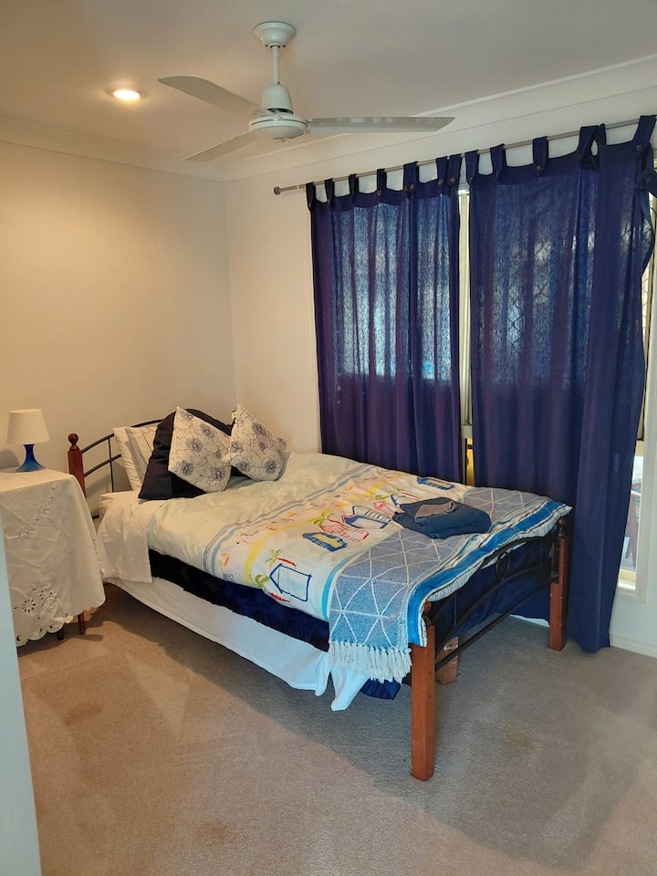 Single Room With Shared Bathroom And Pool - Gold Coast