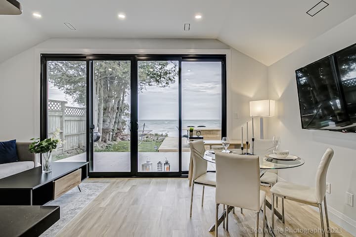 Blissful Lakeview Retreat | Waterfront - Newcastle