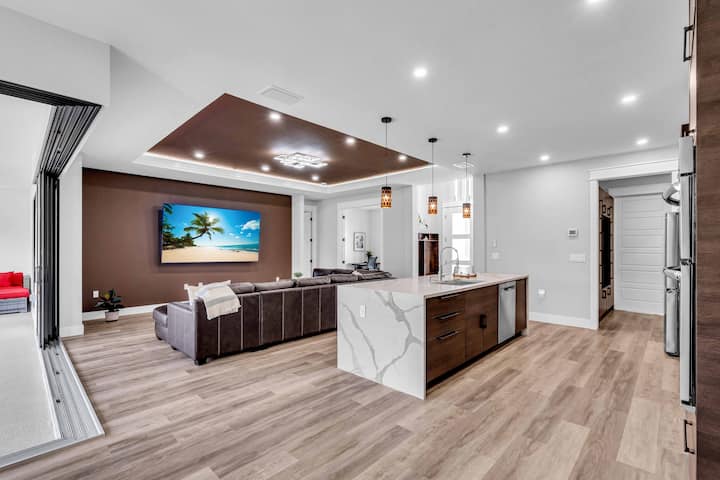 New Spacious Home Sleeps 12 + 10 Mins To Beaches - Englewood